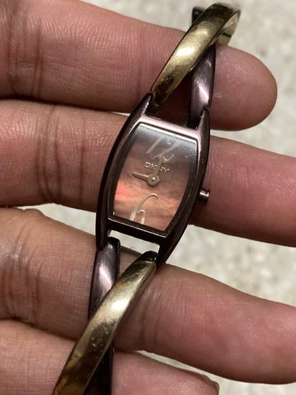 นาฬิกายี่ห้อ DKNY ควอทซ์ ของแท้มือสอง ทองสวย 2 สี สายยาว 6 นิ้ว 950฿ - Kaidee