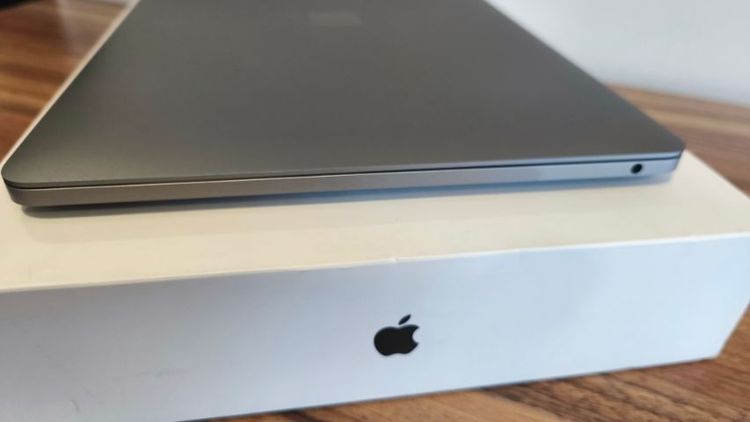 Macbook pro 2020 13 นิ้ว , CPU i5 , Ram 8Gb , HD 256 GB , แบต count 210 ...