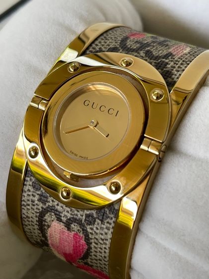 GUCCI Twirl Toil Bloom Gold Twirling Gold Pated and Flora Ladies Watch ...