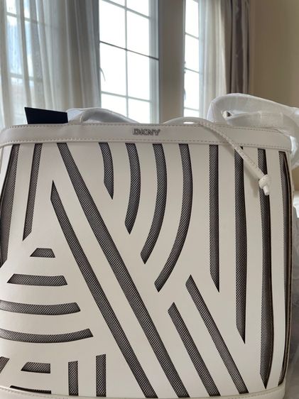 กระเป๋า DKNY Shopper 'Hildi' in White - Kaidee