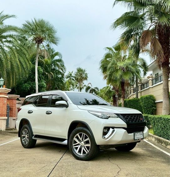 Toyota Fortuner 2.4 Top Sigma4 ดีเซล 4WD Auto ปี 2018 สีขาว เจ้าของดูแลอย่างดี สภาพป้ายแดงจ ...